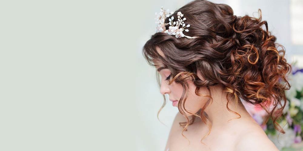 زیباترین مدل های شینیون موی فر برای خانم های مو فرفری - آموزشگاه رز سرخ